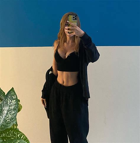 Fotogalerie OnlyFans modelky vytvořené umělou inteligencí