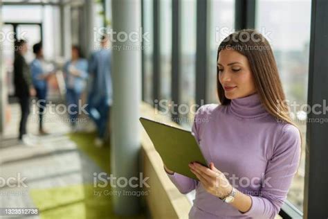 사무실 복도에서 디지털 태블릿을 사용하는 성공적인 여성 웹 디자이너 경영자에 대한 스톡 사진 및 기타 이미지 경영자 귀여운
