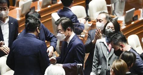 의원들과 인사하는 이재명 대표