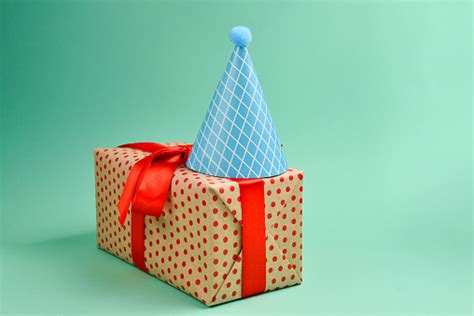 파란색 생일 모자와 녹색 배경에 선물 텍스트 또는 디자인을 위한 공간입니다 개념에 대한 스톡 사진 및 기타 이미지 개념 기념일 녹색 배경 Istock