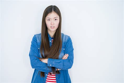 흰색 고립 된 배경 회의적이고 긴장 교차 된 팔로 얼굴에 표정을 거부하는 아름다운 젊은 아시아 여성 부정적인 사람 T 셔츠에 대한 스톡 사진 및 기타 이미지 Istock