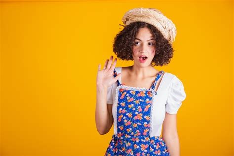 Festa Junina Arraial Festa De Sao Joao 노란색 배경에서 옷을 입은 브라질 여성 프리미엄 사진