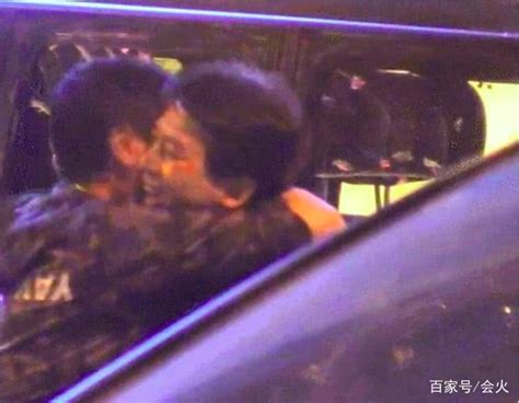 65岁朱时茂近照曝光，精神矍铄，与50岁孙楠当街又亲又抱！百科ta说