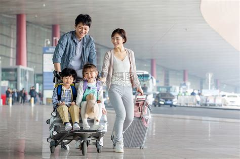 欢乐家庭在机场推着行李高清图片下载 正版图片507649675 摄图网
