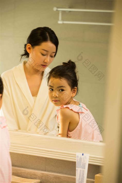 小女孩和妈妈在卫生间里洗漱 包图企业站