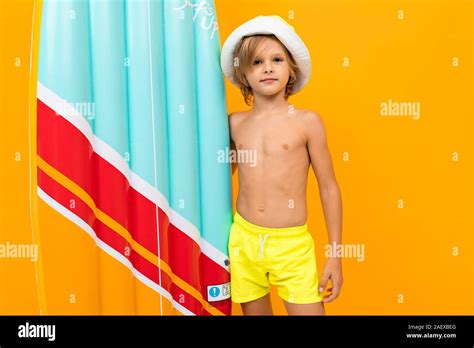Kinder Junge In Badehose Fotos Und Bildmaterial In Hoher Auflösung