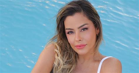 Larissa Riquelme Se Fotografi En Bata Desde La Cama Y Sin Nada Abajo