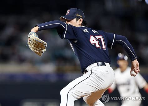 역투하는 두산 선발투수 곽빈 연합뉴스