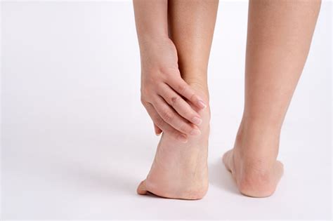 여성 발의 마사지 페디큐어 흰색 배경에 고립되어 있습니다 발에 대한 스톡 사진 및 기타 이미지 발 페디큐어 가꿔주기