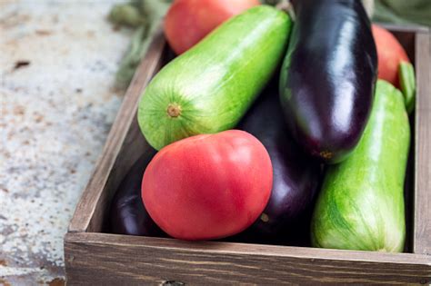 Ratatouille 또는 야채 요리 재료 가지 호박 토마토 나무 상자 수평 복사 공간 가지 채소에 대한 스톡 사진 및 기타