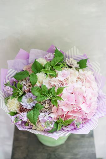 일 꽃입니다 아름 다운 봄 부케입니다 혼합 꽃 배열입니다 꽃이 게 작은 가족 비즈니스의 개념 색상 밝은 분홍색 그리고