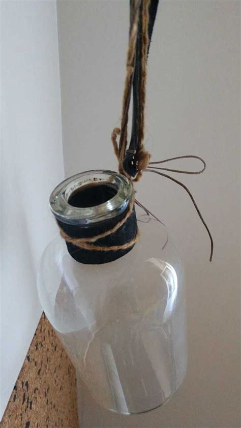 Декоративна скляна пляшка колба ваза зі шкіряним ремінцем 90 грн Посуд кухонне