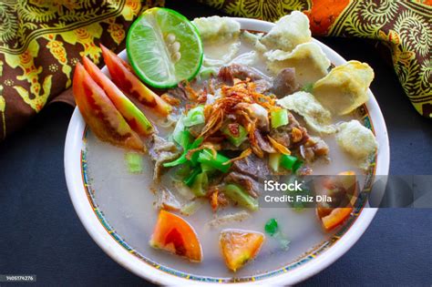 Sop Kaki는 양고기 또는 양고기 찌꺼기 향신료로 만든 인도네시아 자카르타 베타 위에서 전통 음식을 캄빙합니다 검은 배경에