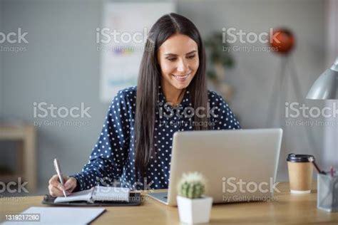 매력적인 쾌활한 젊은 비즈니스 우먼 쓰기 노트북 보기 컴퓨터 앉아 책상 수석 리더 사무실의 사진 갈색 머리에 대한 스톡 사진 및 기타 이미지 Istock