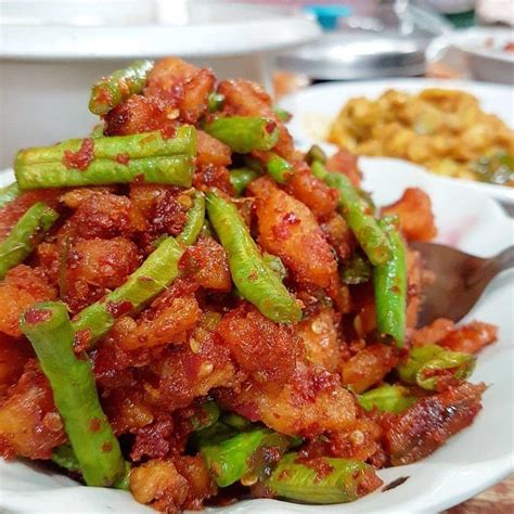 สูตร กากหมูผัดพริกแกง พร้อมวิธีทำโดย Pinnfooddiary