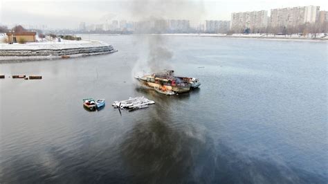 На Москве реке ликвидировали открытое горение на пришвартованном судне