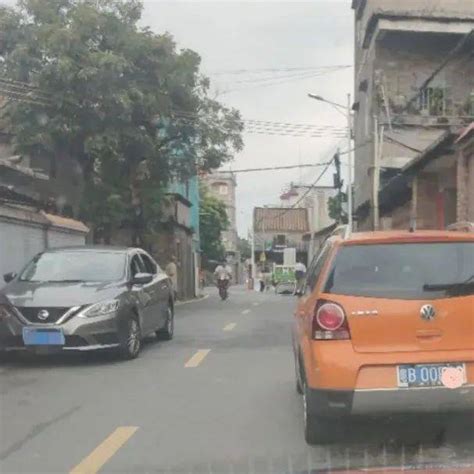 网友：村道狭窄，请车主勿堵路！九江管理小车