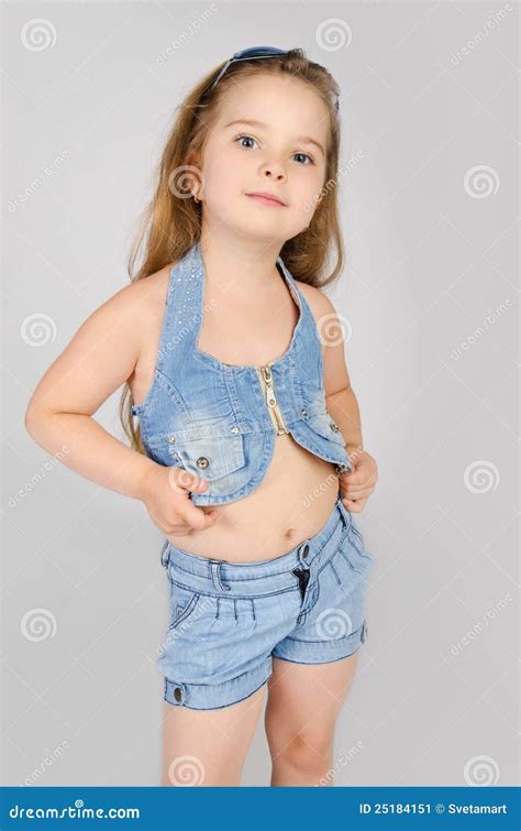 Verticale De Petite Fille De Sourire Mignonne Image Stock Image Du