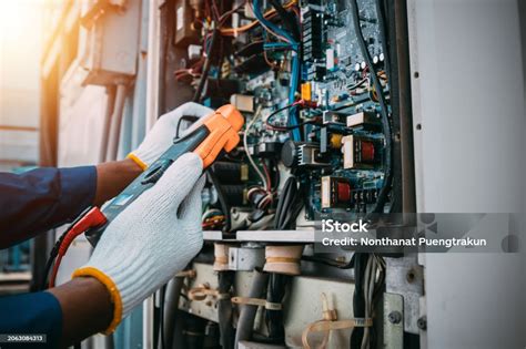 기술자가 에어컨 냉매 시스템 유지 보수 및 배전반 제어 점검 중 전기 연료 및 전력 생산에 대한 스톡 사진 및 기타 이미지 전기 연료 및 전력 생산 수리 서비스