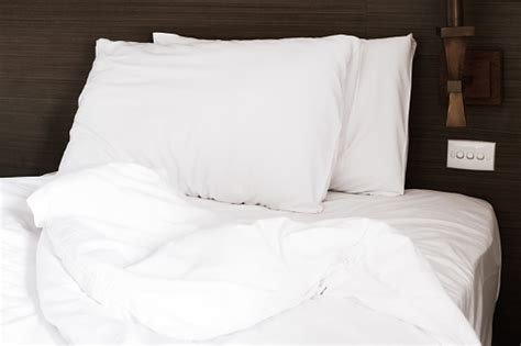 호텔 방에 흰색 구겨진 침대 시트와 두 개의 지저분한 베개 0명에 대한 스톡 사진 및 기타 이미지 0명 가정 생활 가정의 방 Istock