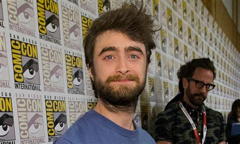 Astro de Harry Potter Daniel Radcliffe aparece irreconhecível para