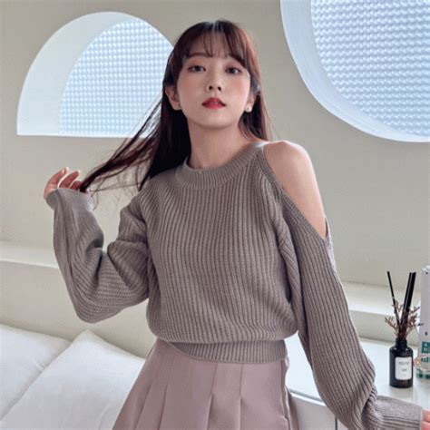 모이벨루아 무브 언발 숄더 트임 라운드 크롭 니트 위시버킷