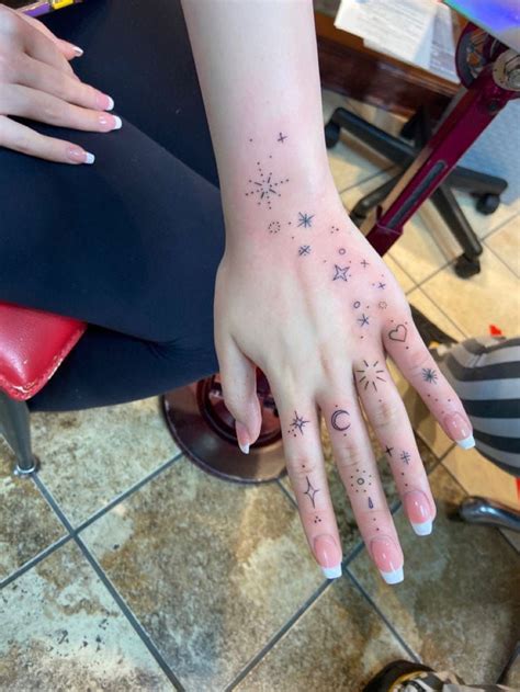 Hand And Finger Tattoos Pretty Hand Tattoos Hand Tattoos For Girls