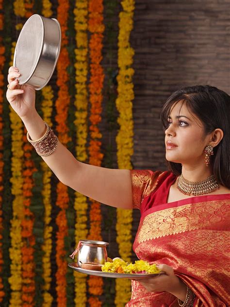 Karwa Chauth 2023 पर कितनी बजे निकलेगा चांद जानें पूजा का मुहूर्त