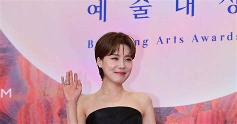 장도연 수줍은 미소 포토