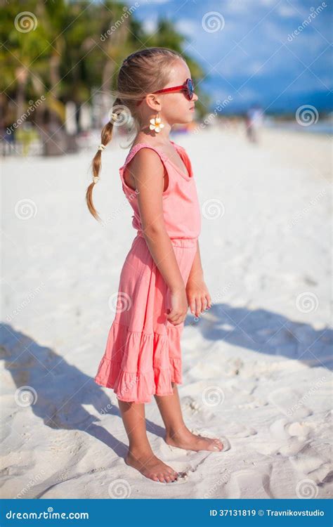 Petite Fille Adorable Des Vacances Tropicales De Plage Image Stock