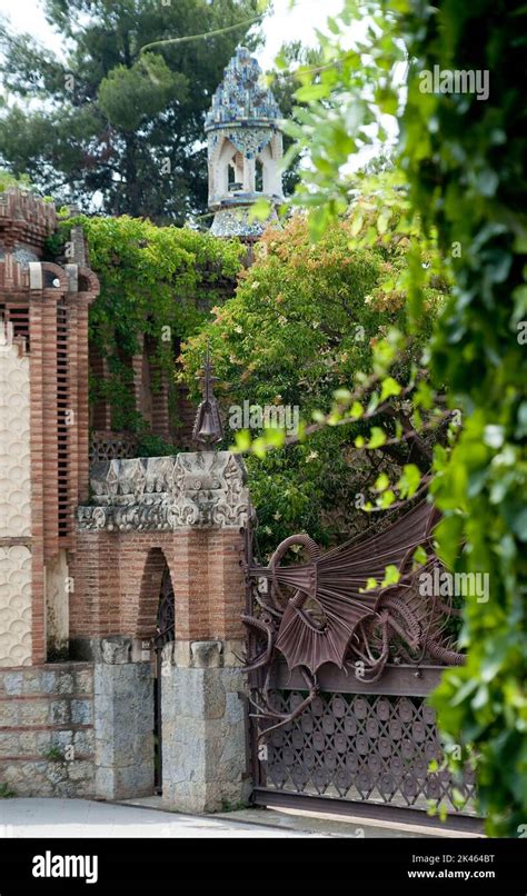 Antoni Gaudi Finca Guell Dragon De Forja Modernismo Barcelona 1885