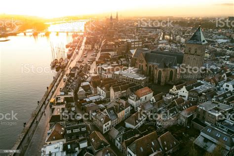 추운 겨울 일출 동안 Ijssel 강에서 캄펜 도시 보기 Ijsseldelta Overijssel에 대한 스톡 사진 및 기타