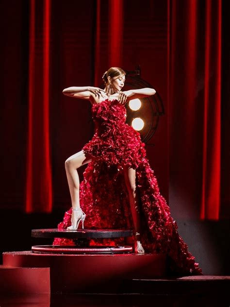Thanh Hằng Diện đầm Nặng 20kg Làm Vedette Show Thời Trang