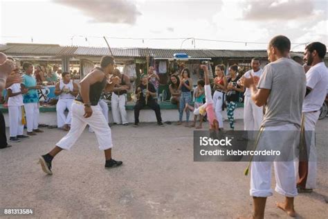 브라질에서 호 아 오페 쏘아 근처 Jacare 해변에서 카 포에 라 데모 거리에 대한 스톡 사진 및 기타 이미지 거리 관광 남자 Istock