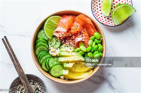 쌀 연어 에다마메 콩 오이 아보카도를 재사용 가능한 골판지 그릇에 넣은 그릇을 찌르세요 하와이 음식 제로 폐기물 개념 보울에