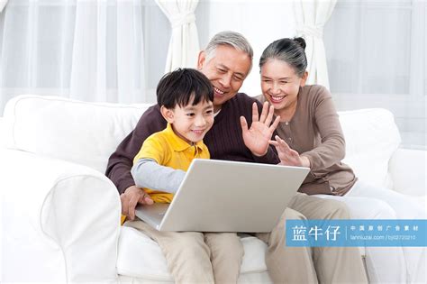 祖孙用笔记本电脑 蓝牛仔影像 中国原创广告影像素材