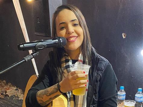 Cantora Sertaneja Morre Em Acidente De Carro No Interior De São Paulo