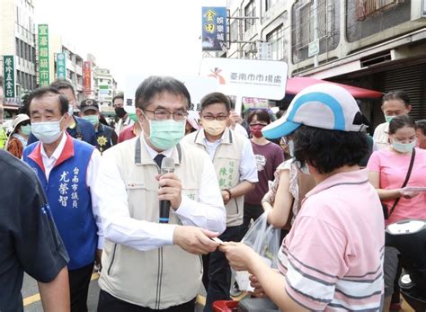 黃偉哲快閃隆田發市場券 民眾驚喜