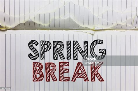 필기 텍스트 봄 방학입니다 학교 및 대학 봄 오픈 노트북 페이지 동안 휴가 기간 구겨진 종이 페이지를 찢 어 여러 의미 개념