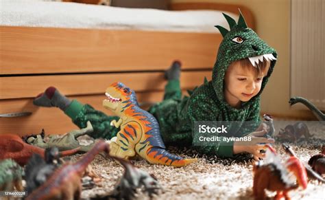 공룡을 가지고 노는 소년 공룡에 대한 스톡 사진 및 기타 이미지 공룡 아이 남자 아기 Istock