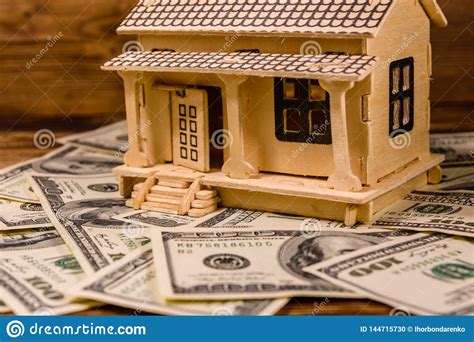 Modelo De La Madera Contrachapada De La Casa Y De Cientos Billetes De