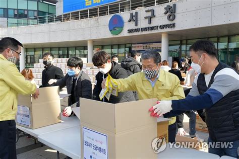 광주 서구 코로나19 긴급식품세트 제작 연합뉴스