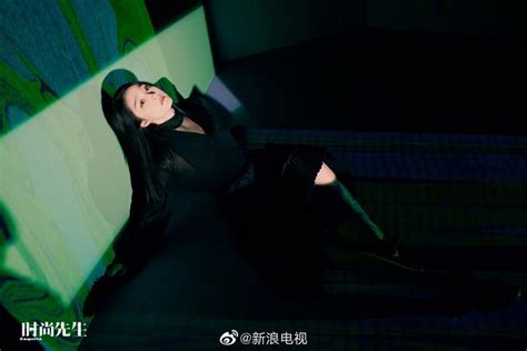 最新男刊封面大片曝光，穿修身吊带皮裙酷飒性感