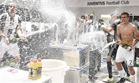 Massimiliano Allegri Refuses To Commit To Juventus Daily Mail Online