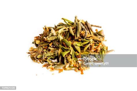 흰색 배경에 고립 된 건조 한 차 잎의 향기로운 부서 지기 쉬운 소수 녹색 및 검은색 건조 차 흰색 절연 0명에 대한 스톡 사진
