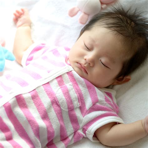 新生児が寝る時の服装は？季節別のおすすめベビー服や着せるポイントを解説！ トモニテ