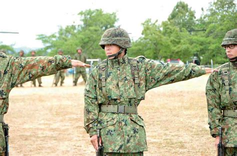 自衛官の「教育訓練」に密着 初めて銃を手にするとき Mamor Web