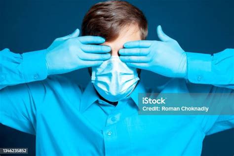 의료 용 마스크와 장갑을 낀 의사가 파란색 유니폼을 입고 있습니다 35 39세에 대한 스톡 사진 및 기타 이미지 35 39세 간호사 건강 진단 Istock
