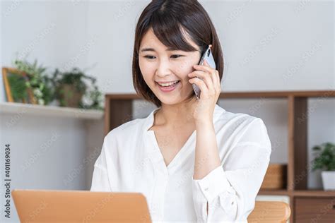 自宅で作業をする日本人 主婦 ポートレート Stock Foto Adobe Stock
