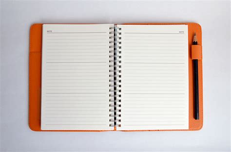 주황색 오렌지 컬러 가죽 커버에 검정색 나무 연필이 꽂힌 학습 메모 계획 스프링 노트 공책 수첩 다이어리 일기장 플래너 유토